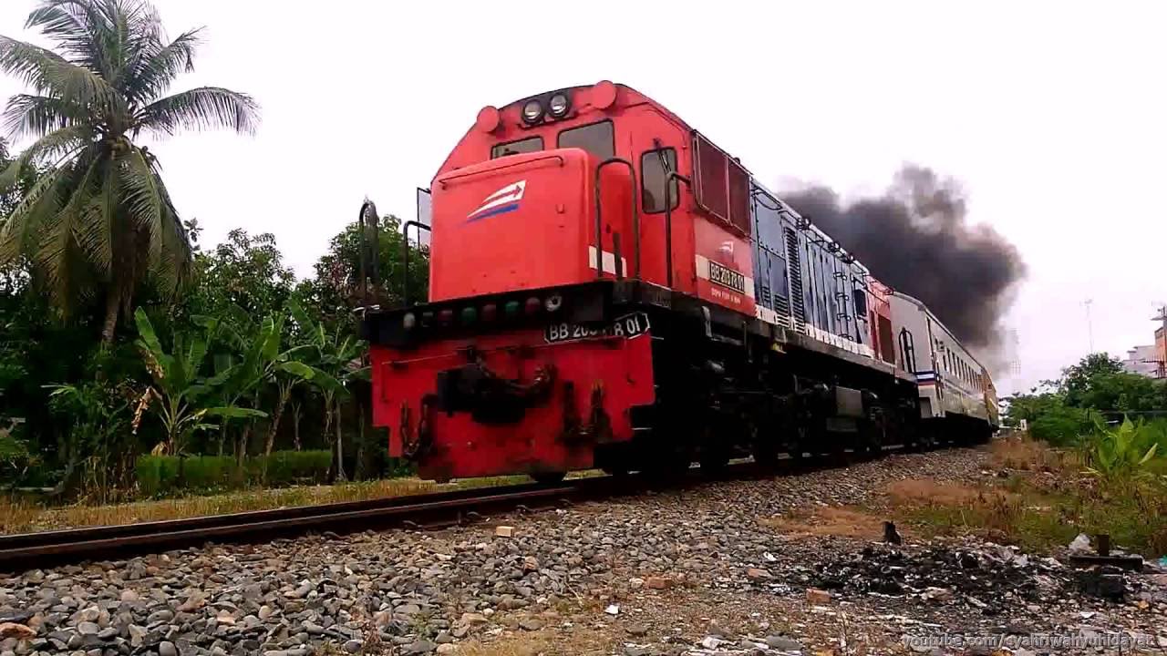 Lokomotif BB 203 78 01 Ngebul Asap Hitam - YouTube