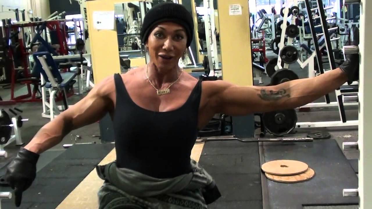 Latia's Smith Machine Rows Pro Gym Training - YouTube