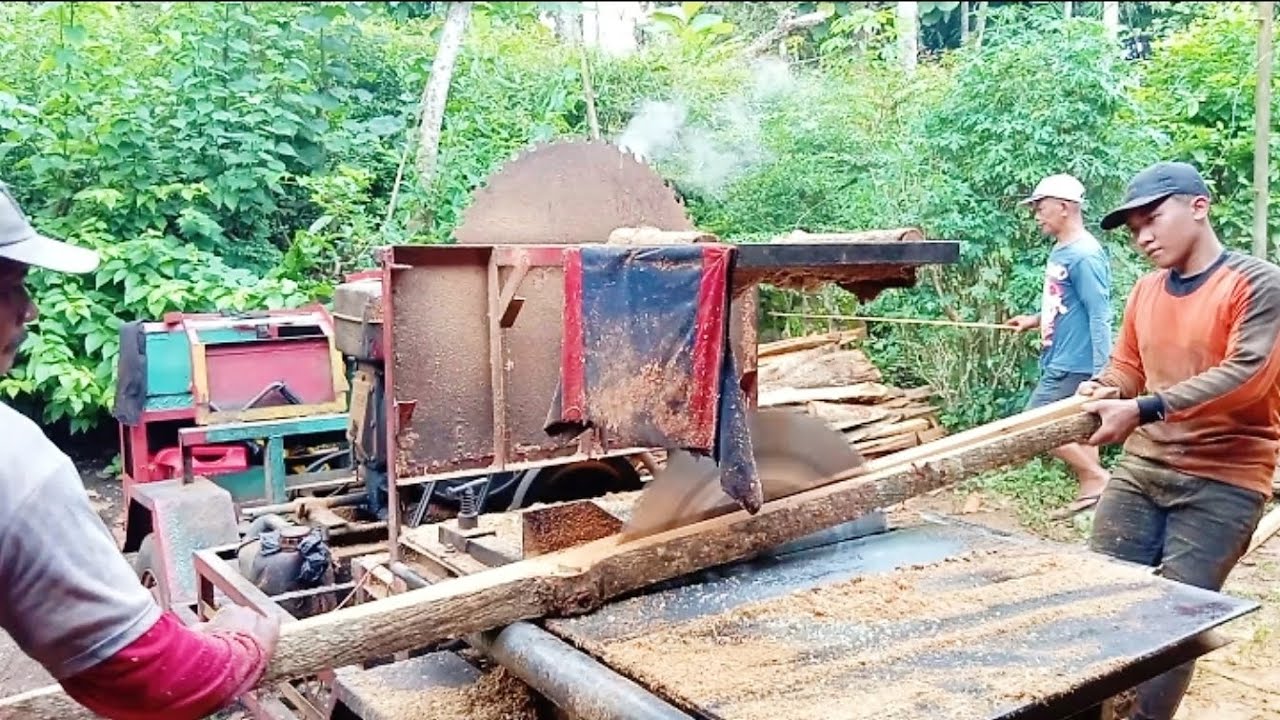 Merajang kayu jati di buat usuk menggunakan serkel rakitan!! - YouTube