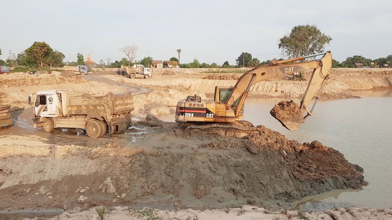 Excavator Dig The Dirt Mud On The Dump Truck EP327 - YouTube