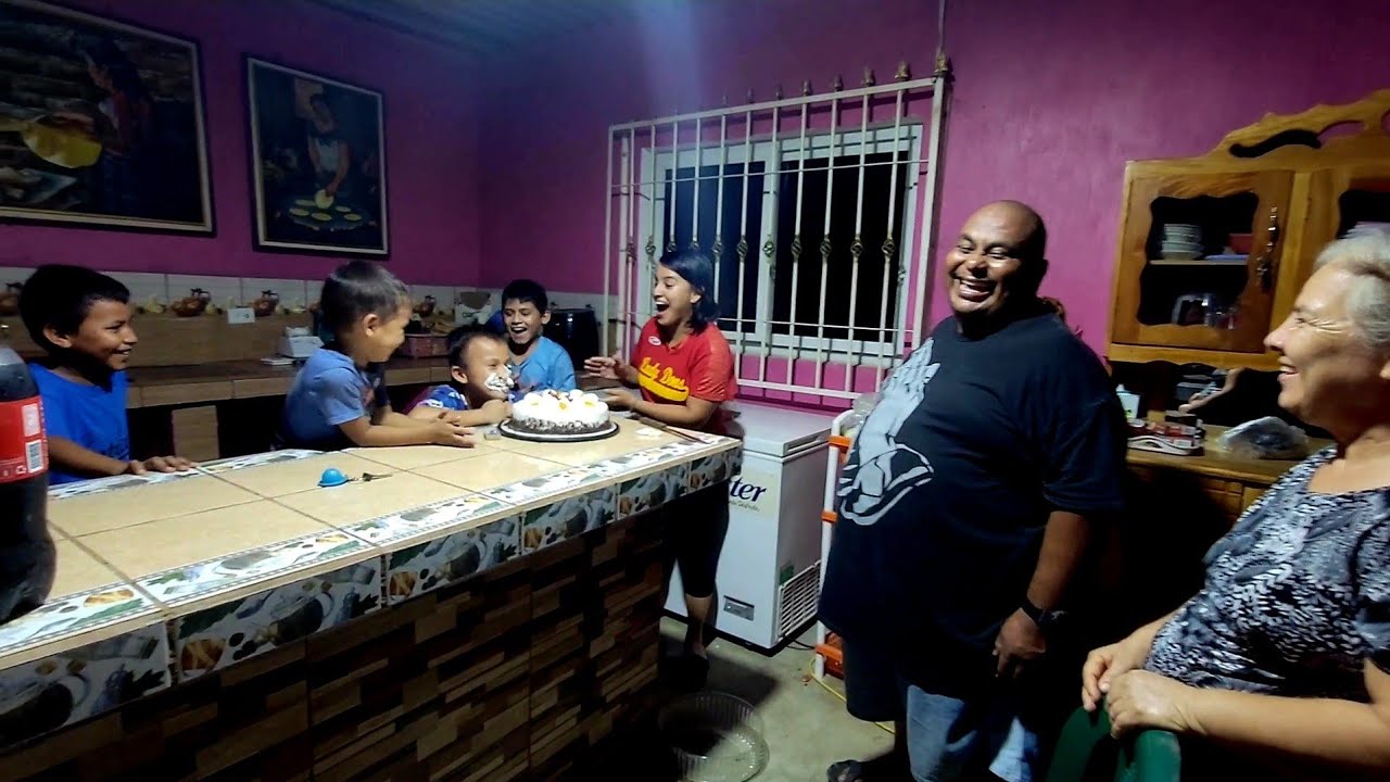 🥳Disfrutamos De Un Rico Almuerzo Y De Un Rico Pastel Con Toda La ...