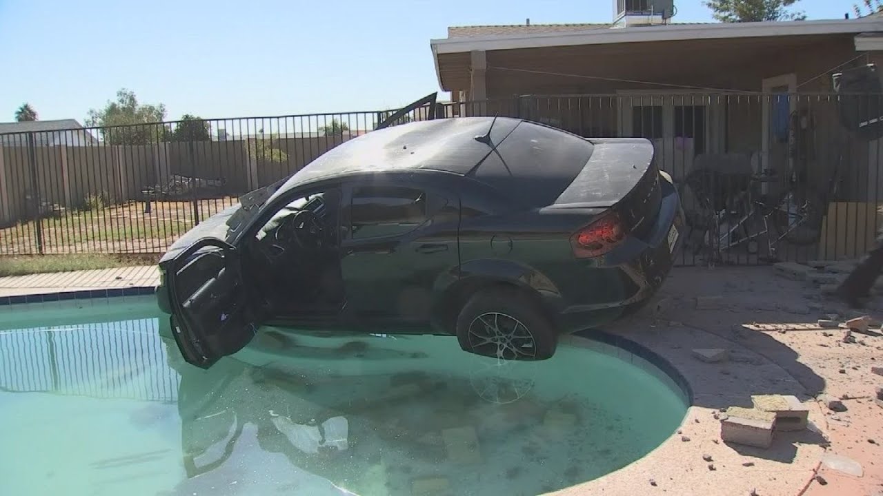 VIDEO: Suspect's car plunges into swimming pool - YouTube