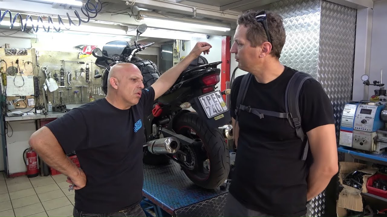 Φάρσα στο συνεργείο Livanas moto (δείτε πως αντέδρασε) - YouTube