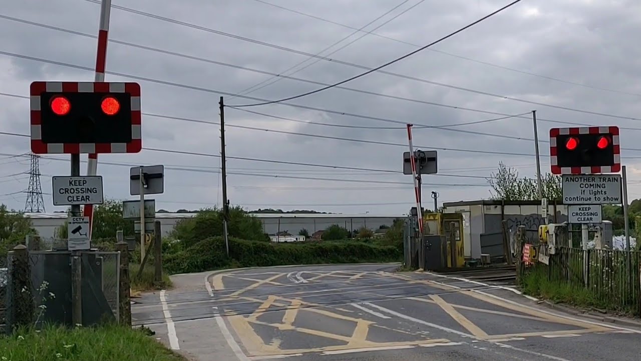 Broad Oak Level Crossing, Kent - YouTube
