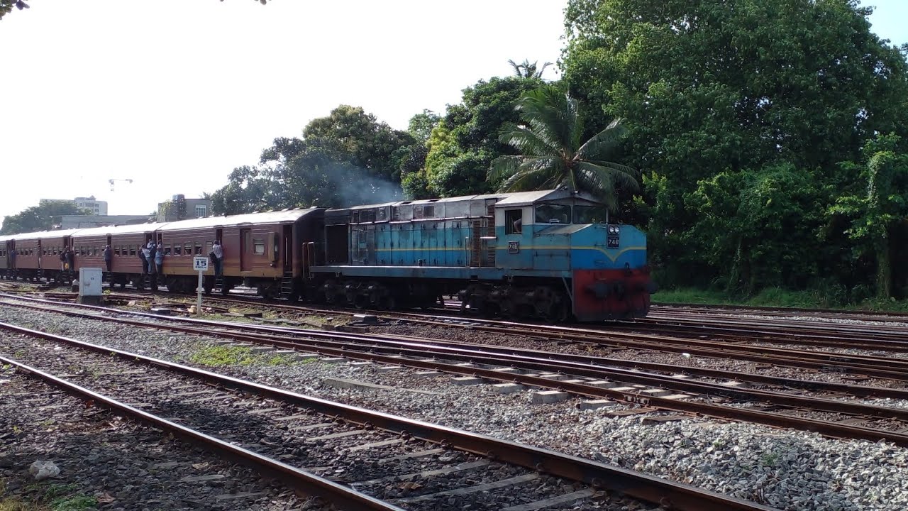 Sri Lanka Railway M4 748 Walawe Puththalama Mt.Lavinia Train Arriving ...