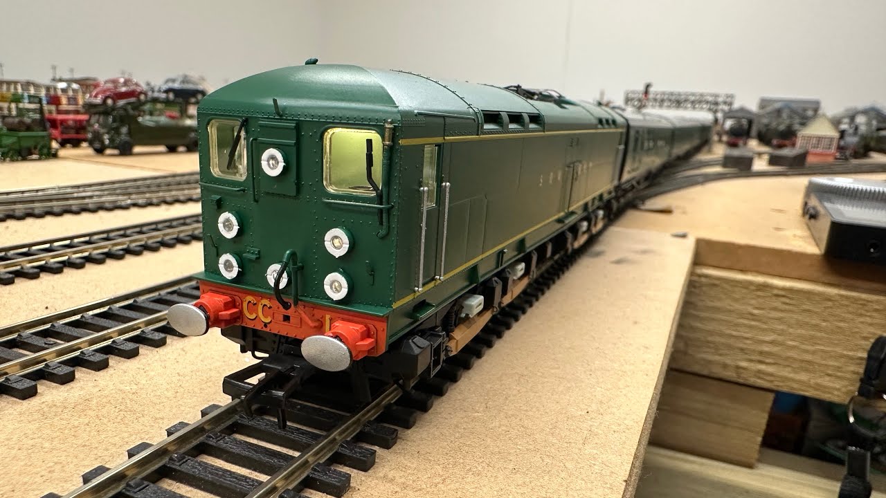 EFE Rail Booster Electric Locomotive in SR Malachite Green - YouTube