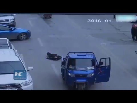 Mini etekli kızı görünce