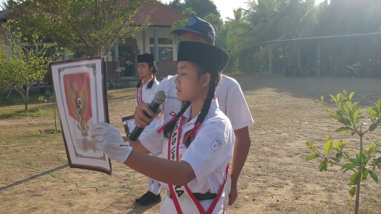 PEMBACAAN UUD 1945 - YouTube