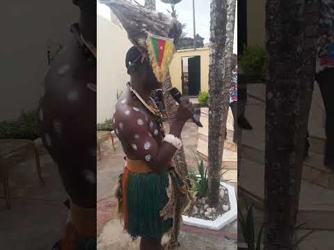 Le gardien de la tradition Bafia - YouTube