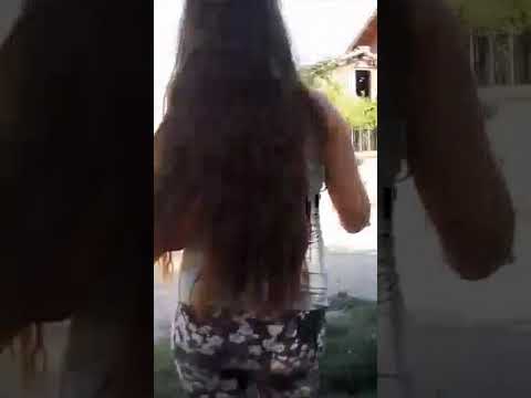 Момиче играе кючек