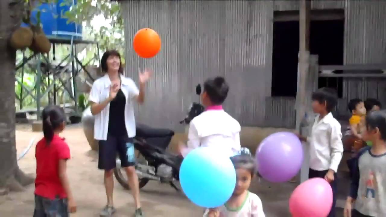 Balloon play party prep. - YouTube