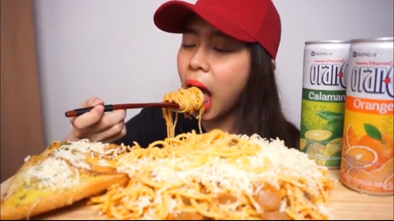 Michelle Liang ASMR cheesy spaghetti bolognese pasta garlic bread ...