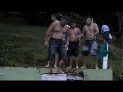Rebolando na piscina