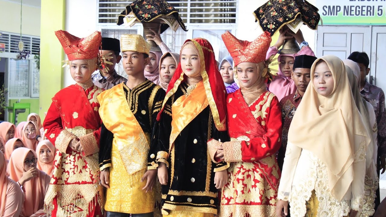 Minang Day "BARALEK GADANG" - SMPN 5 PADANG - YouTube