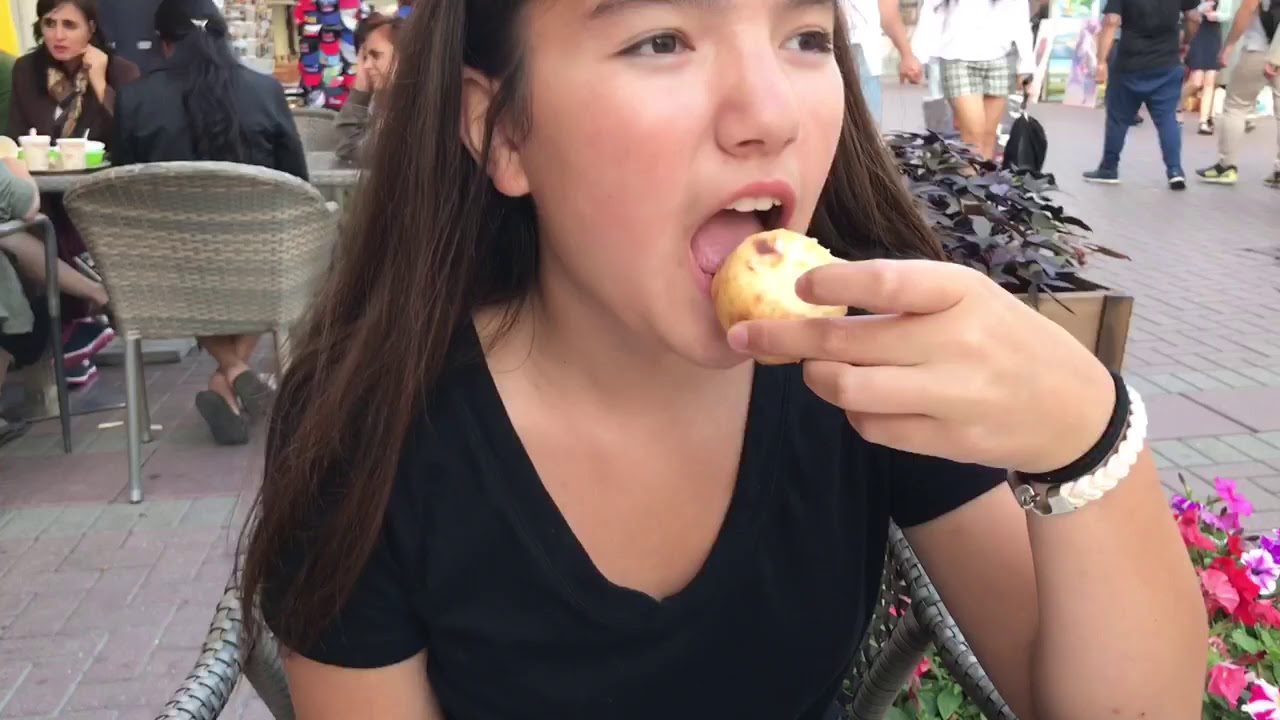 Russian Food in Moscow: Blini and Syrniki at Теремок (Teremok) - YouTube