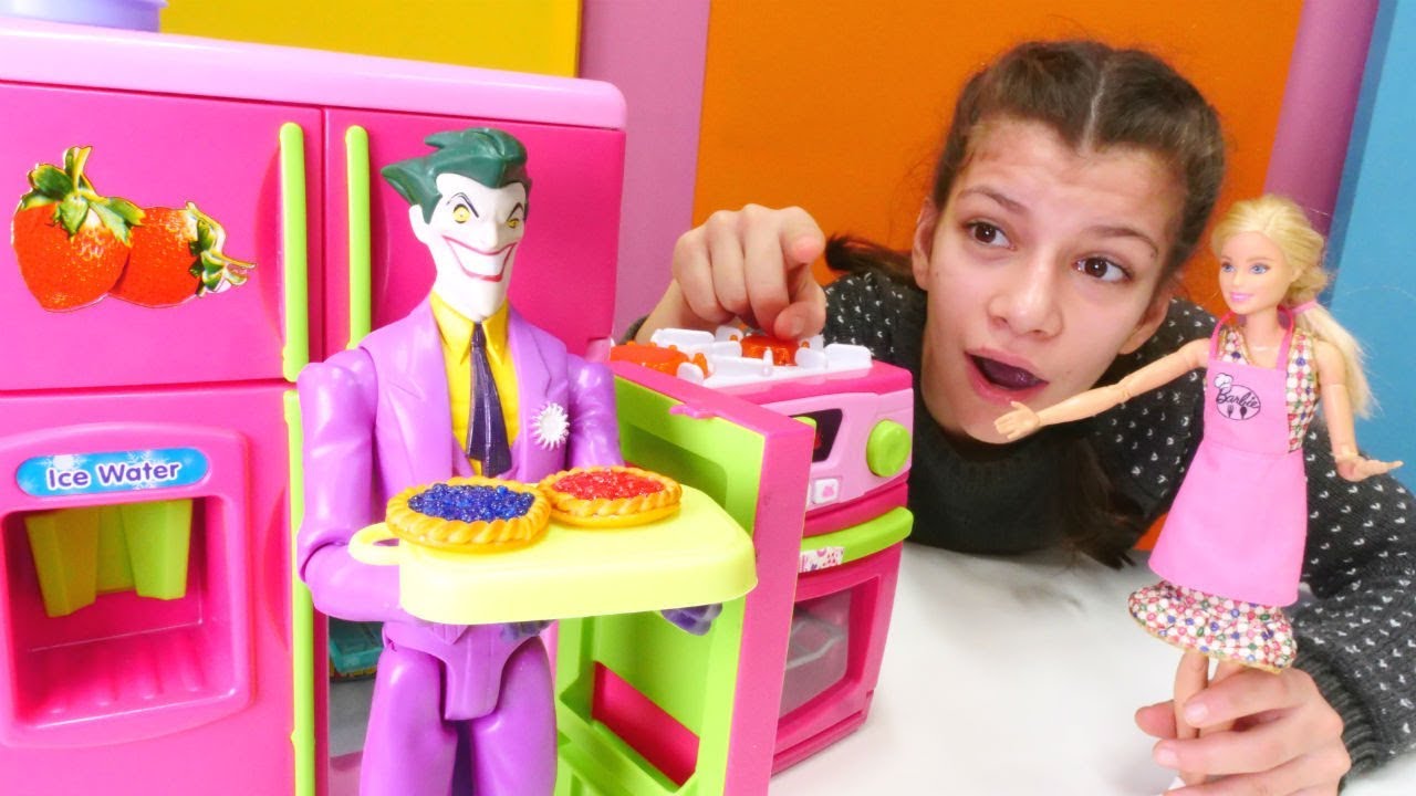 Barbie oyunu. Joker Barbie'nin kafesindeki turtaları çalıyor! Çocuk ...