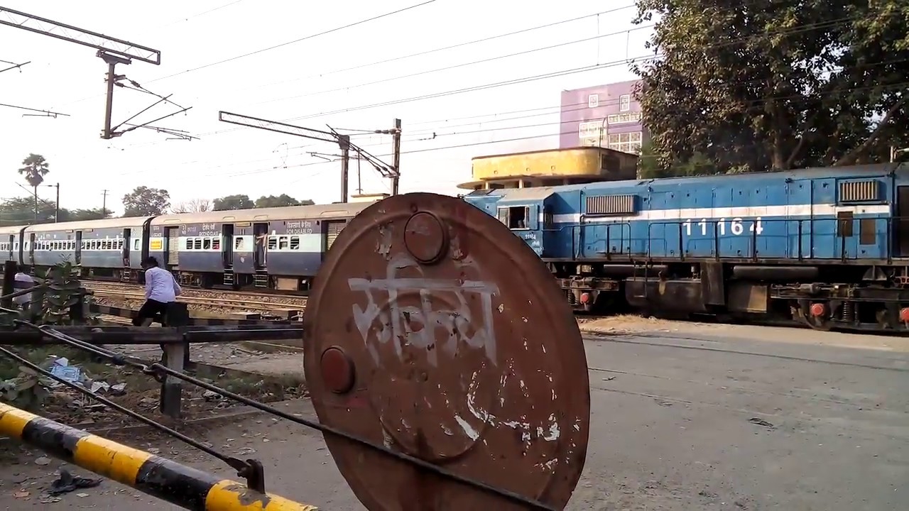 Lichchavi Express (14006) Passing At Siwan (12-08-2017) - YouTube