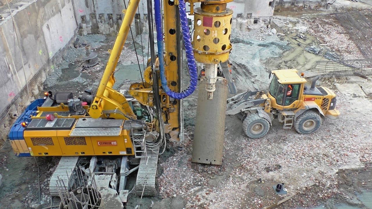 Bauer BG 36 with casing oscillator, Volvo L60F and Iveco Trakker - YouTube