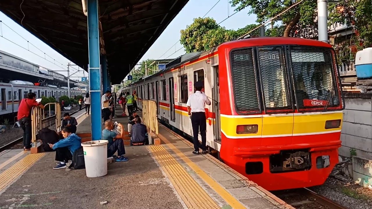 Petugas Pelayan KRL Commuter Line Seri Tokyo Metro 05 tiba di Stasiun ...