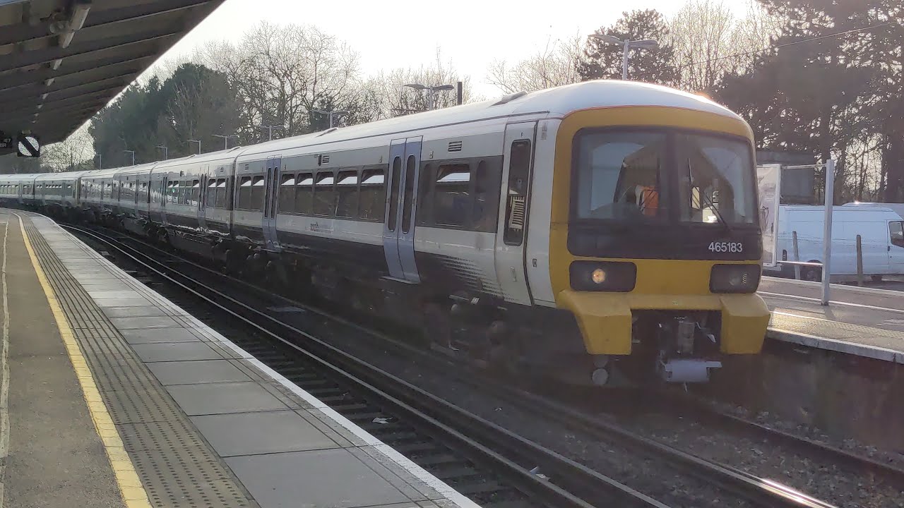 SE Class 465s arrive at Elmers End. - YouTube