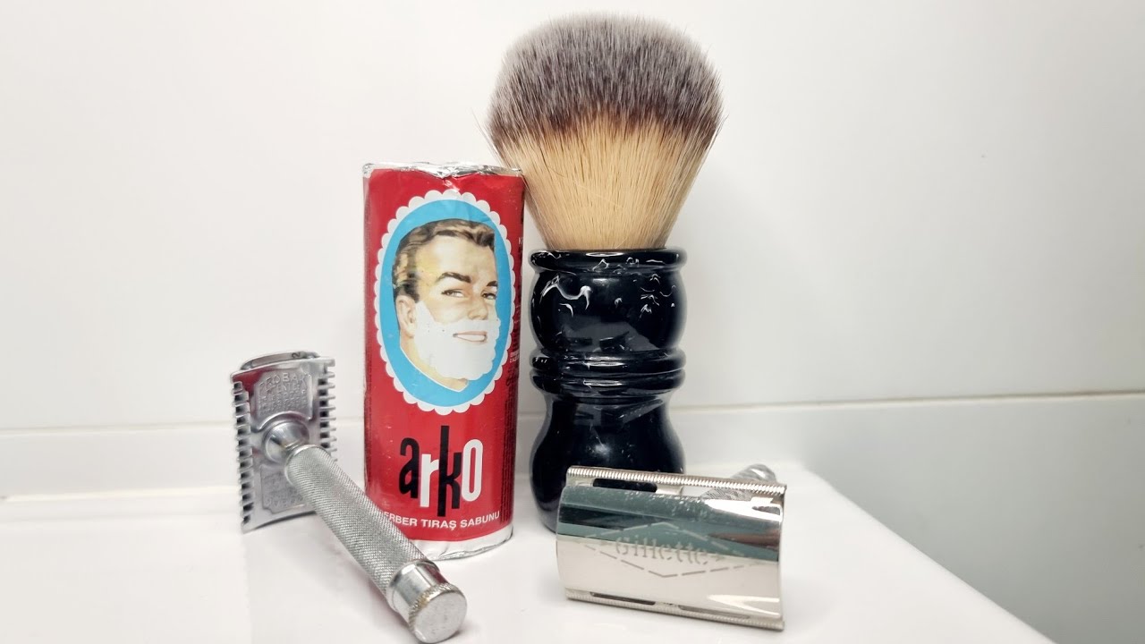 Showdown - Gillette Tech vs. Probak DE Safety Razor - YouTube