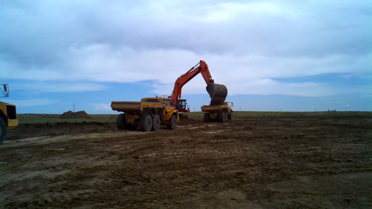 1200 Hitachi loading 40t Artics - YouTube
