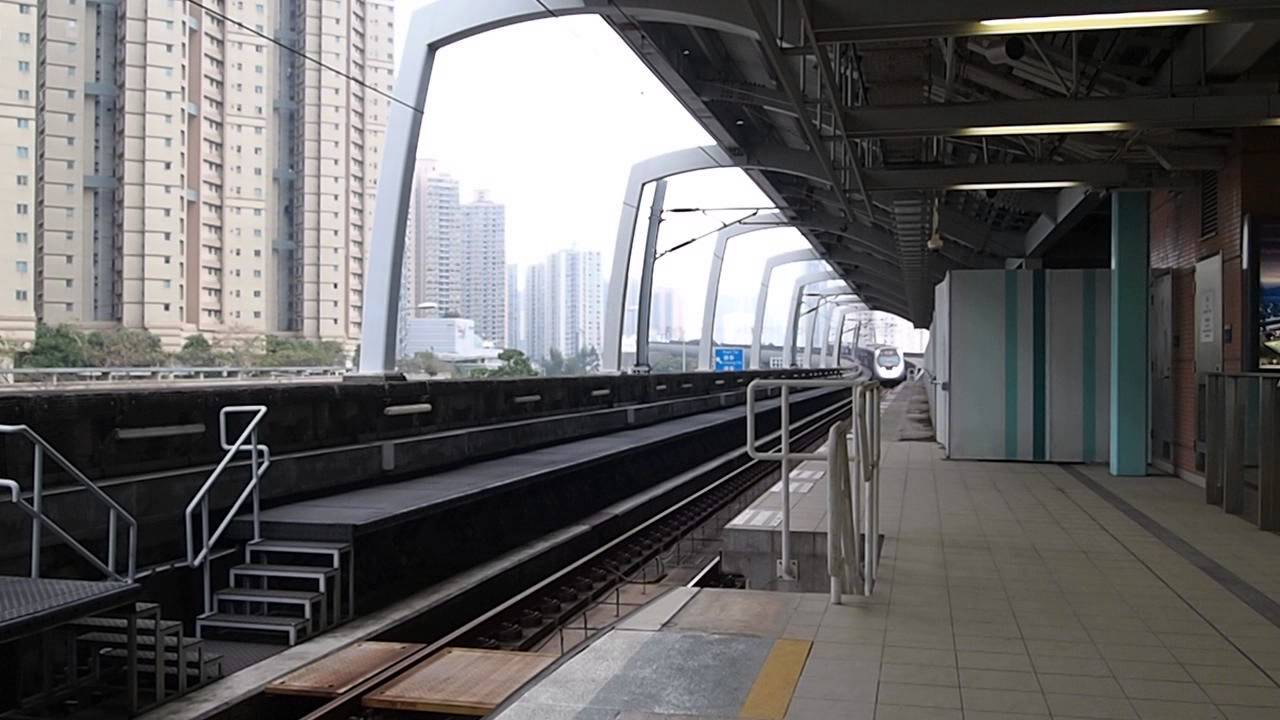 MTR Ma On Shan Line Train Arriving at Tai Shui Hang Station - YouTube