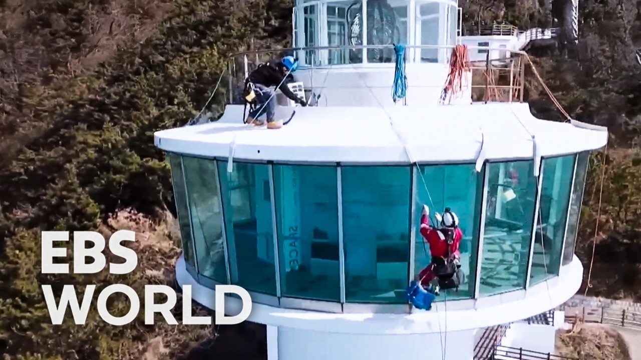 [ENG SUB] Cleaning A Lighthouse On A 100m Cliff Extreme Rope Workers In ...