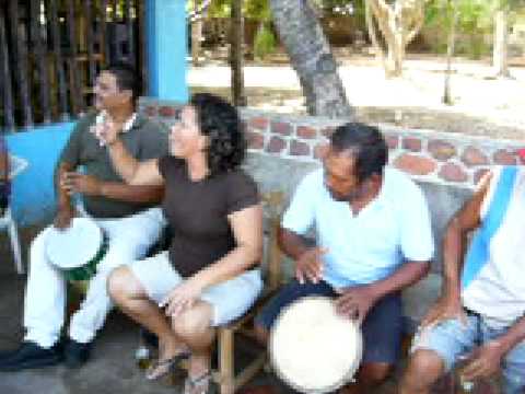 Un volvague tocando tambor al son de los coje vieja. jajaja