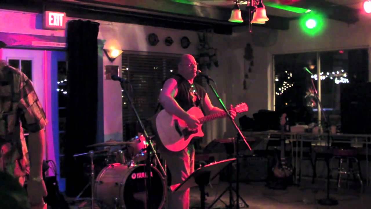 Roger Boggs - Sings at Open Mic in Cave Creek Arizona - YouTube