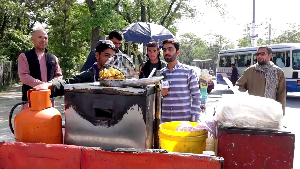 French fries on mobile stall at First Macrorayan / کراچی سیار چپس فروشی ...