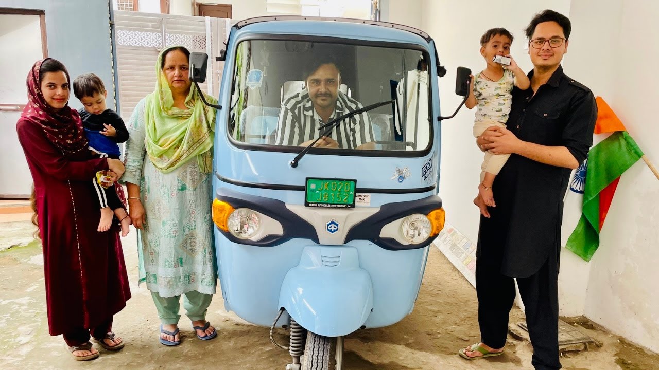 Bhai Neh New Piaggio Electric Auto Rickshaw Liya 😍 - YouTube