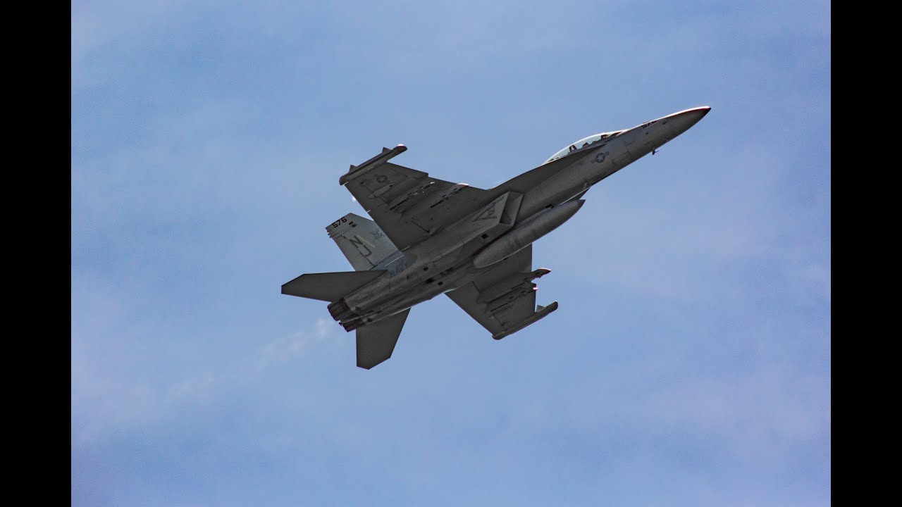 F/A-18 Super Hornet Starts the Airshow with a BANG - YouTube
