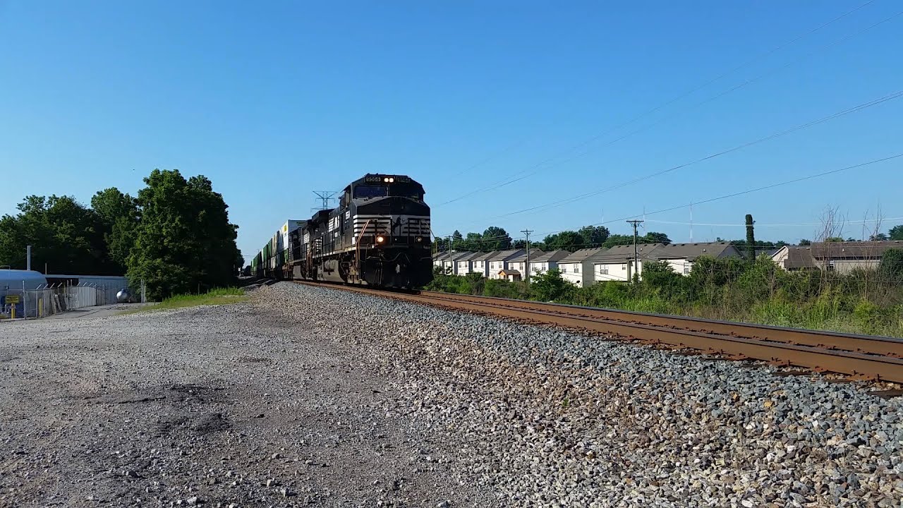 RS5T Horn on NS 9564 in Lexington - YouTube