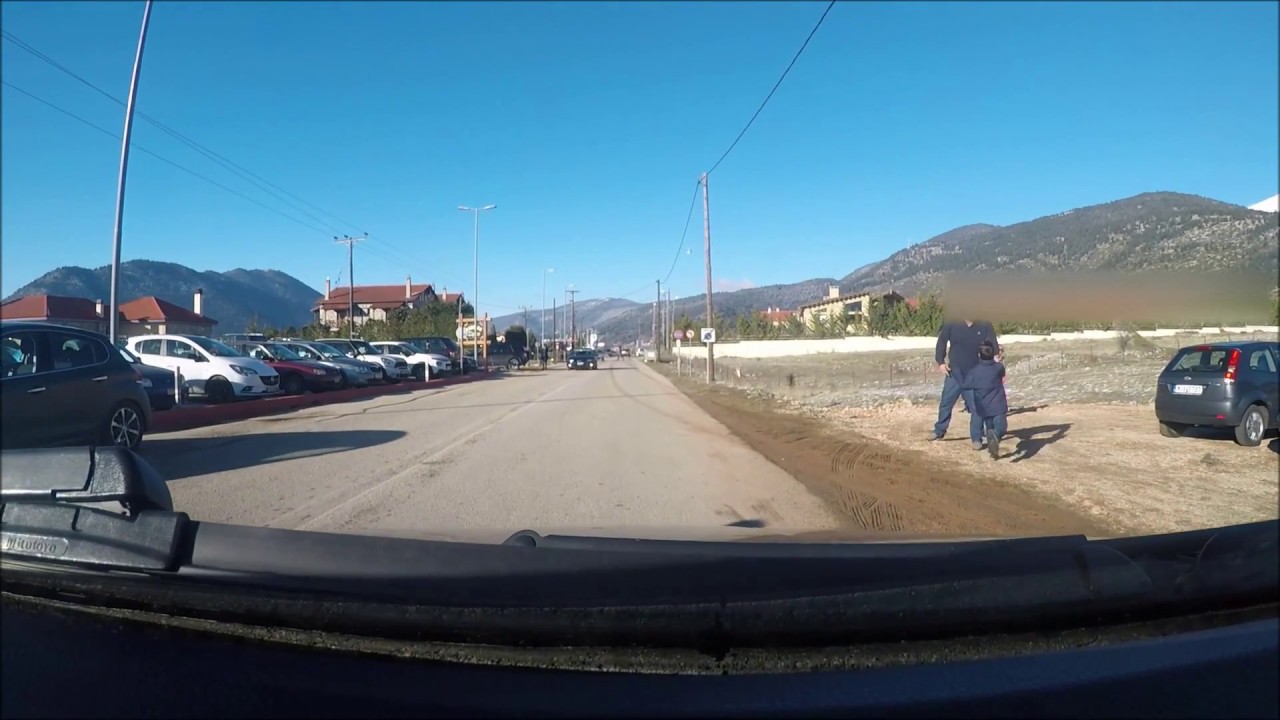 ΠΑΙΔΙ ΠΕΤΑΓΕΤΑΙ ΣΤΟΝ ΔΡΟΜΟ ΠΑΡΑΛΙΓΟ ΑΤΥΧΗΜΑ - YouTube