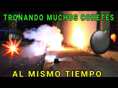 Tronando muchos cohetes/cuetes al mismo tiempo, chispitas, palomas, r ...