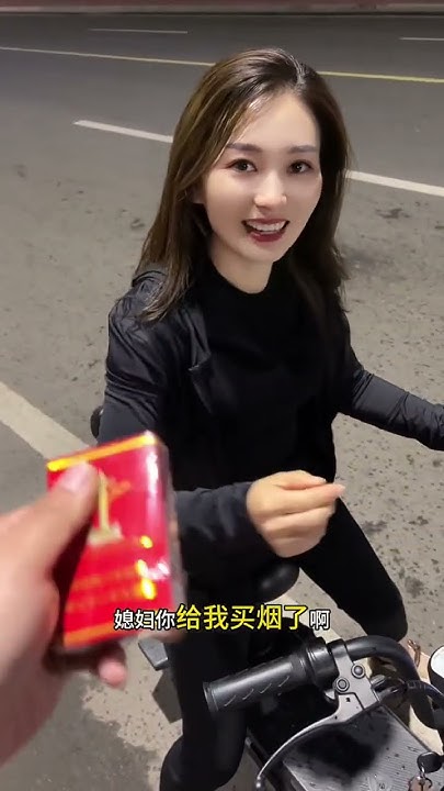 来之前给我打电话听出我心情不好,这就要跟我去喝点。这媳妇虽然比我大点,个子不高,但对我是一百个好的~~贤妻夫妻日常夫妻相处之道 Couple Funny Daily