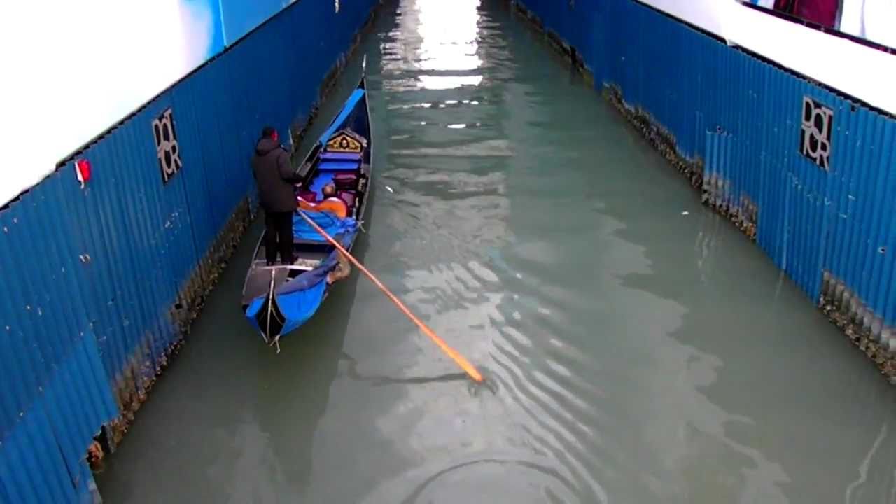 HD Bad Gondola Driver Venice Italy Venezia Italia - YouTube