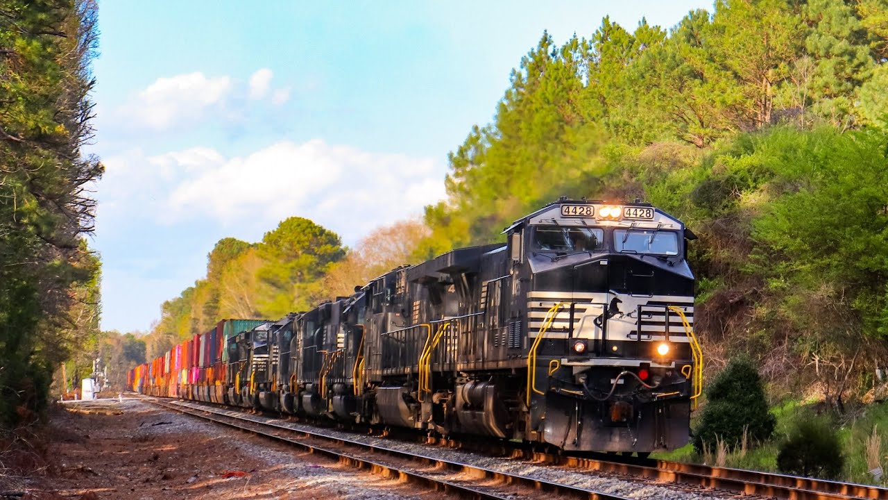 NS AC44C6M #4428 leads 237 - YouTube