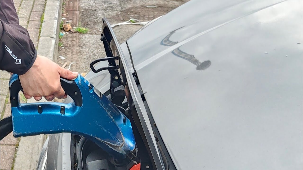 Moto chieveley services a got play to stop for EV charging - YouTube
