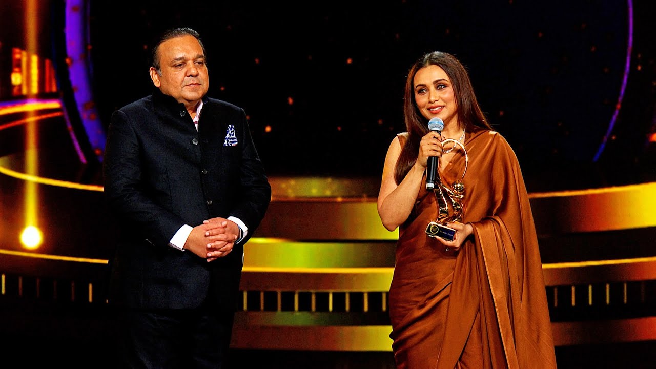 ZEEL CEO Punit Goenka Awarded Rani Mukerji For Best Actor Female | zee ...