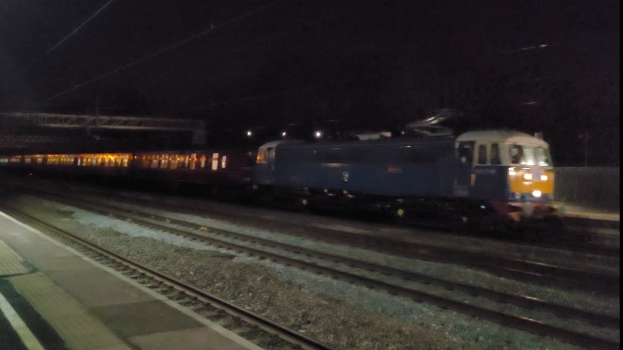 British Rail Class 86, 86259 Les Ross slowly passing through Tamworth ...