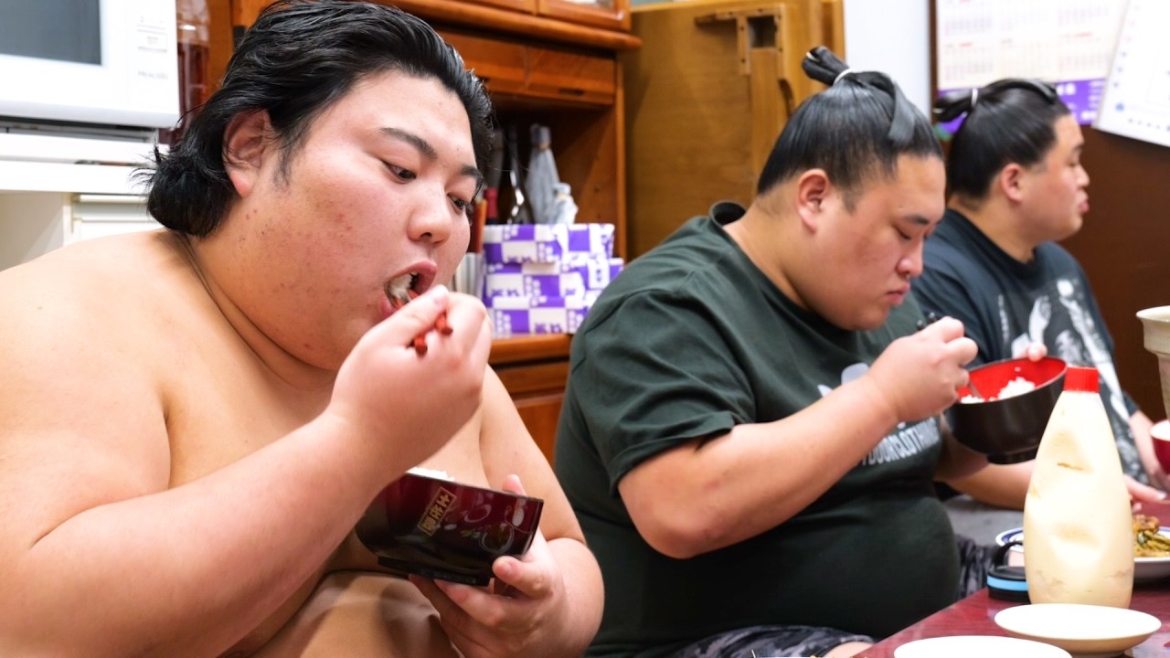 Sumo Wrestler's Late-Night Hot Pot! Zangi, Chanko, Twice-Cooked Pork ...
