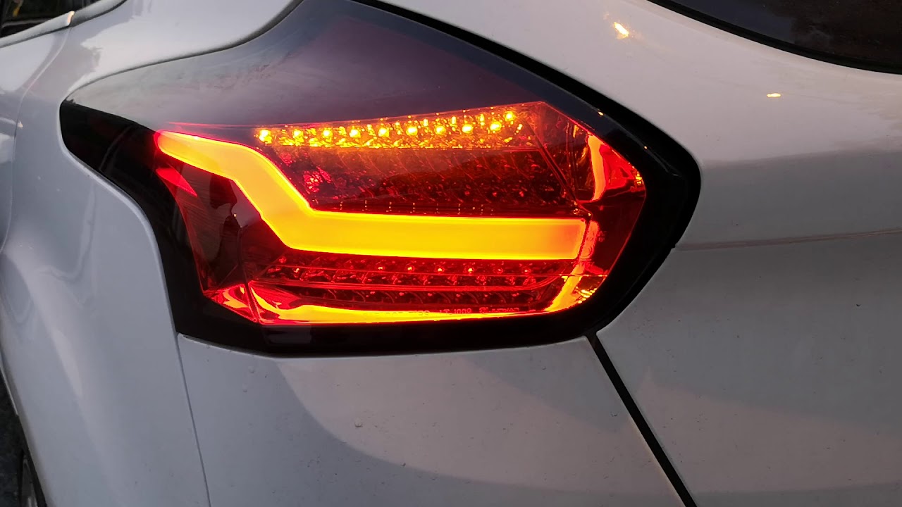 Fari Quantitec red/fumé con freccia dinamica - YouTube