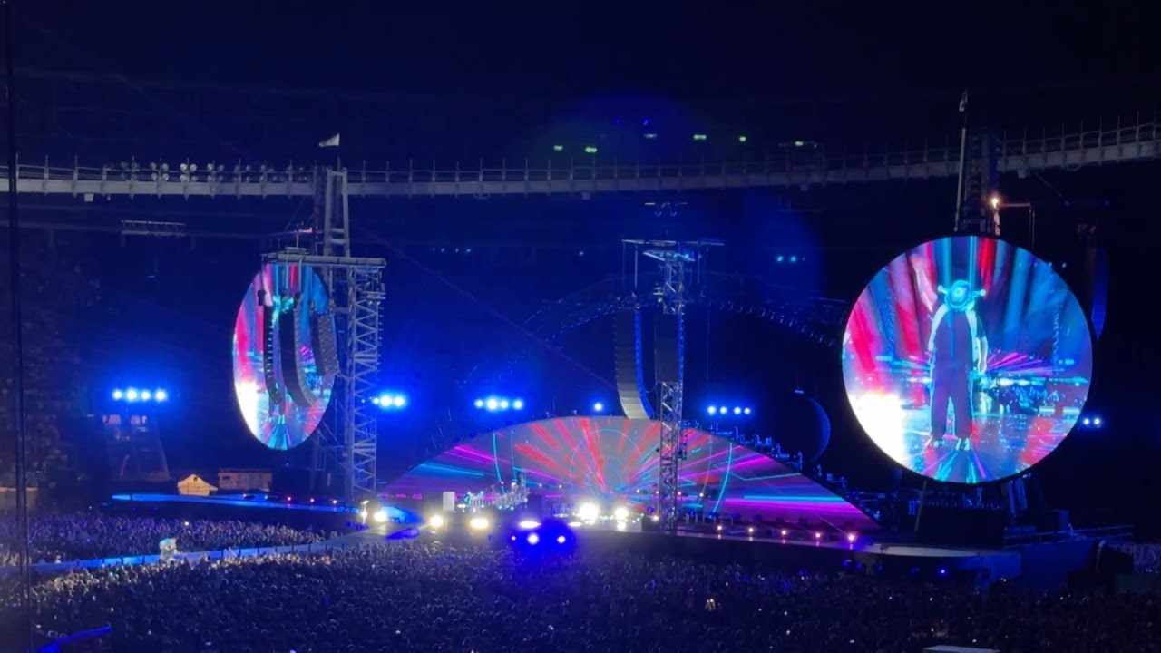 Security Man Dancing At The Stadium on Remix of Coldplay & Martin ...