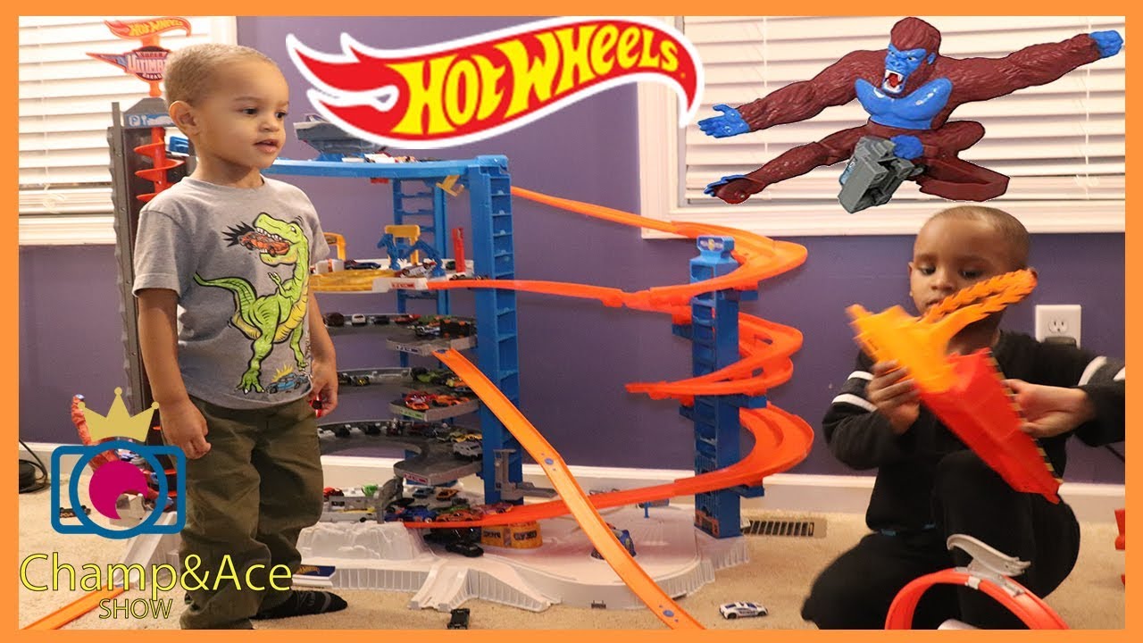 Hot Wheels Super Ultimate Garage Plus 200 Cars!!! - YouTube