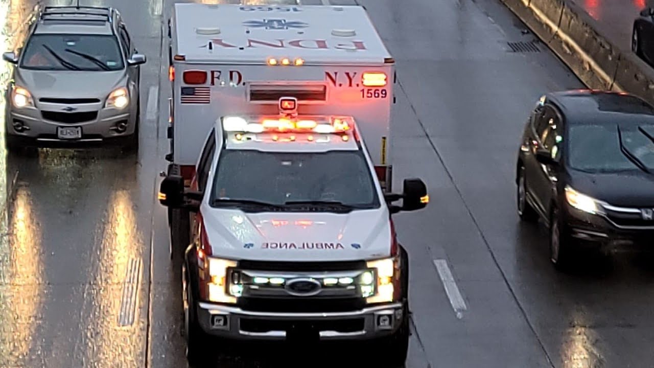 FDNY EMS Responding On The FDR South In Manhattan, New York City - YouTube