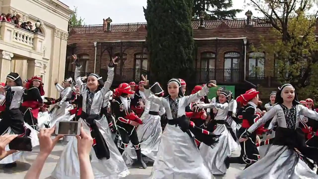 Georgian kids dancing in Sighnaghi - YouTube