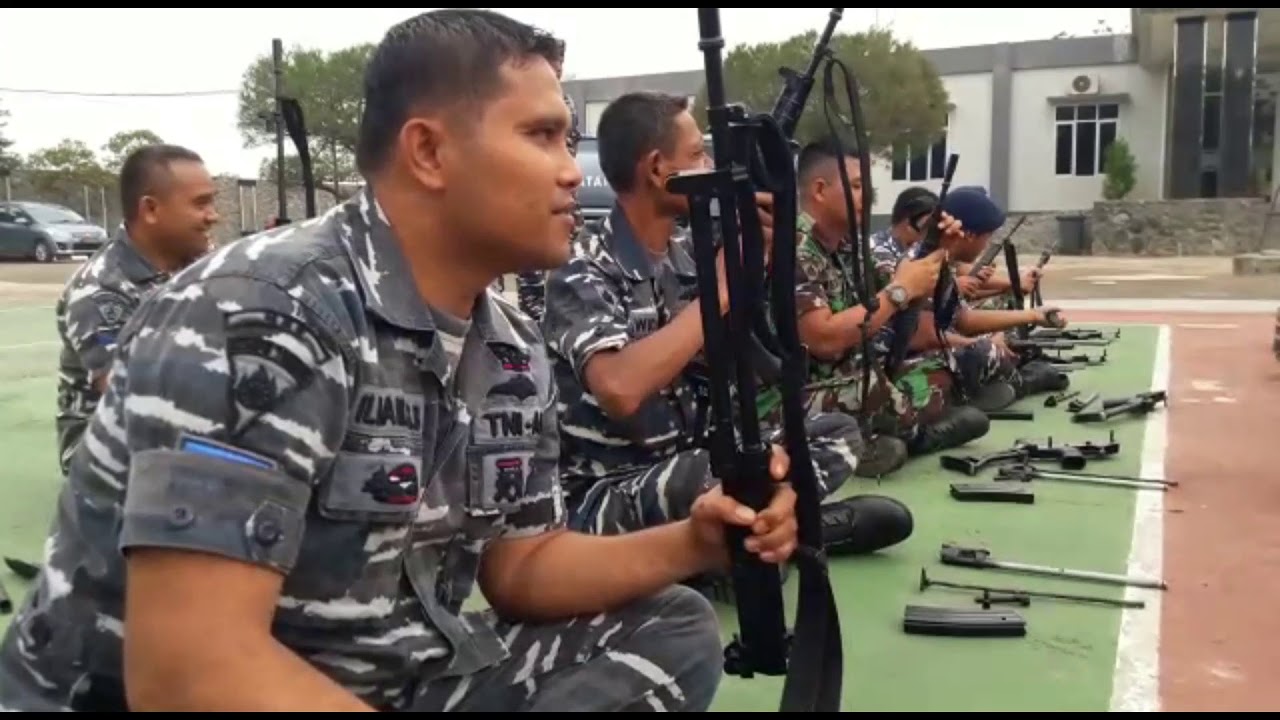 Latihan Bongkar Pasang Senapan Serbu SS-1 - YouTube