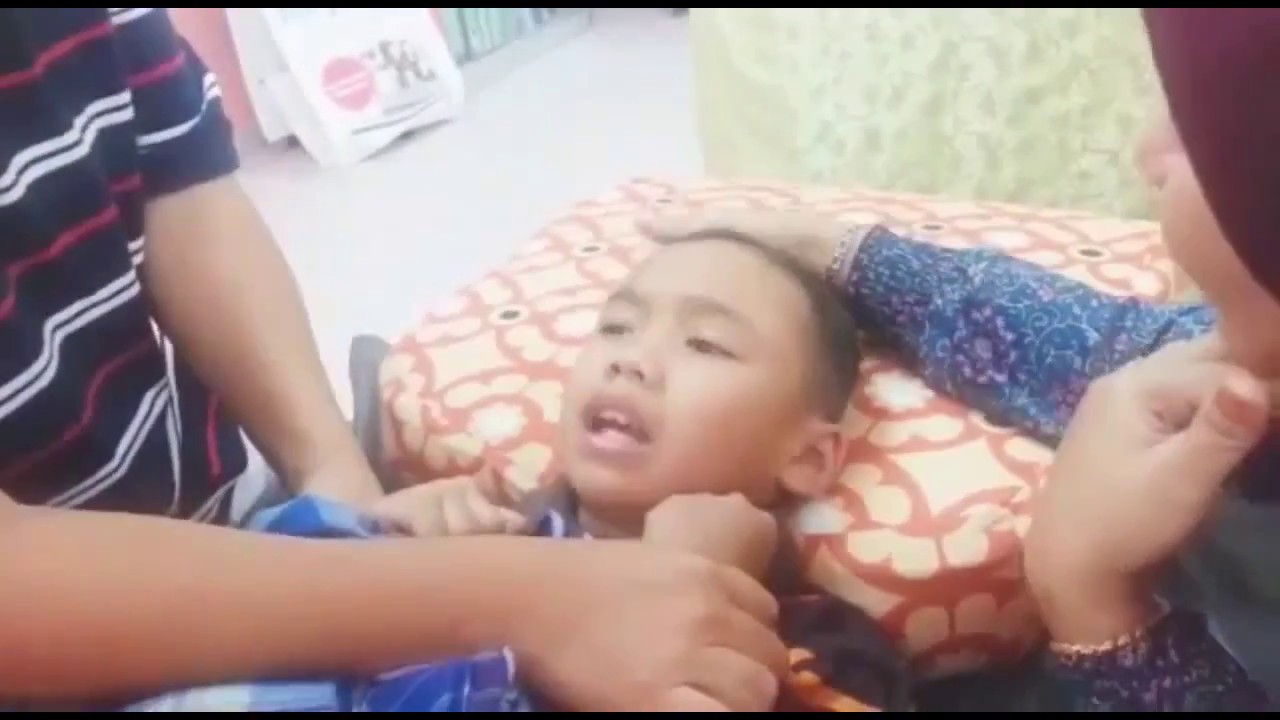 Video Lucu anak di sunat,di jamin bikin ketawa,,, - YouTube